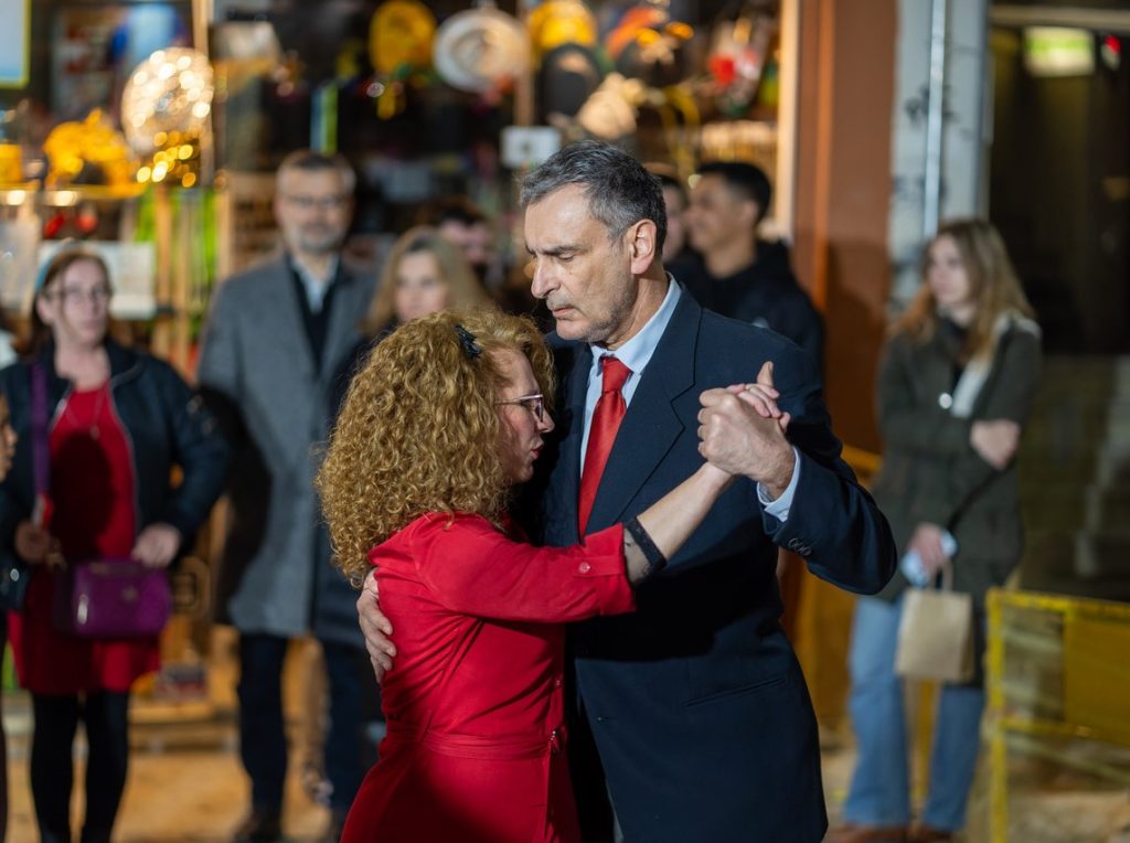 «Χόρεψαν τον έρωτα» με τη φλόγα του τανγκό στον πεζόδρομου της Ρήγα ...