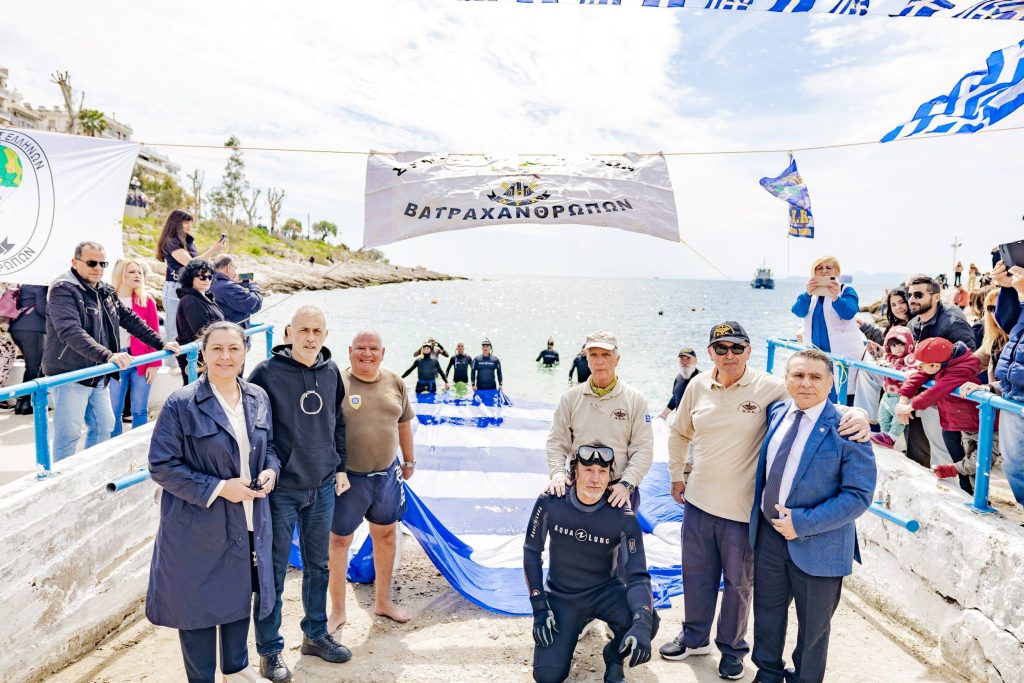 Ρίγη συγκίνησης με την Ελληνική σημαία στη θάλασσα του Πειραιά για την ...